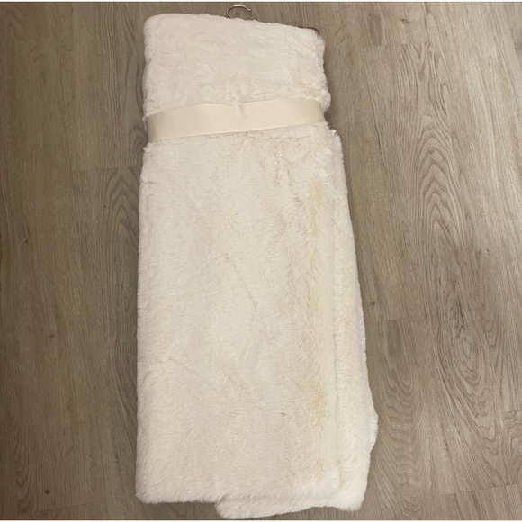 Magaschoni | Bedding | Magaschoni Luxury Faux Fur Throw | Poshmark